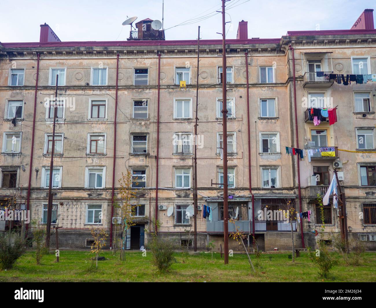 Façade d'un ancien bâtiment construit en URSS. Logement pour beaucoup ...