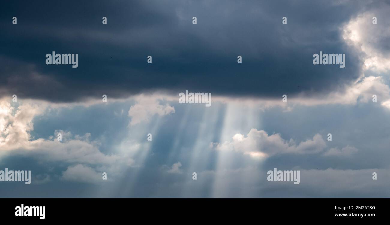 La lumière du soleil à travers les nuages Banque de photographies et d ...