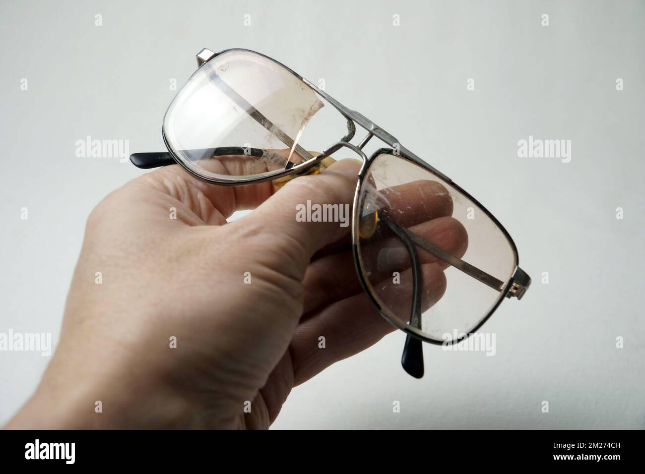 Broken eyeglasses Banque de photographies et d’images à haute ...