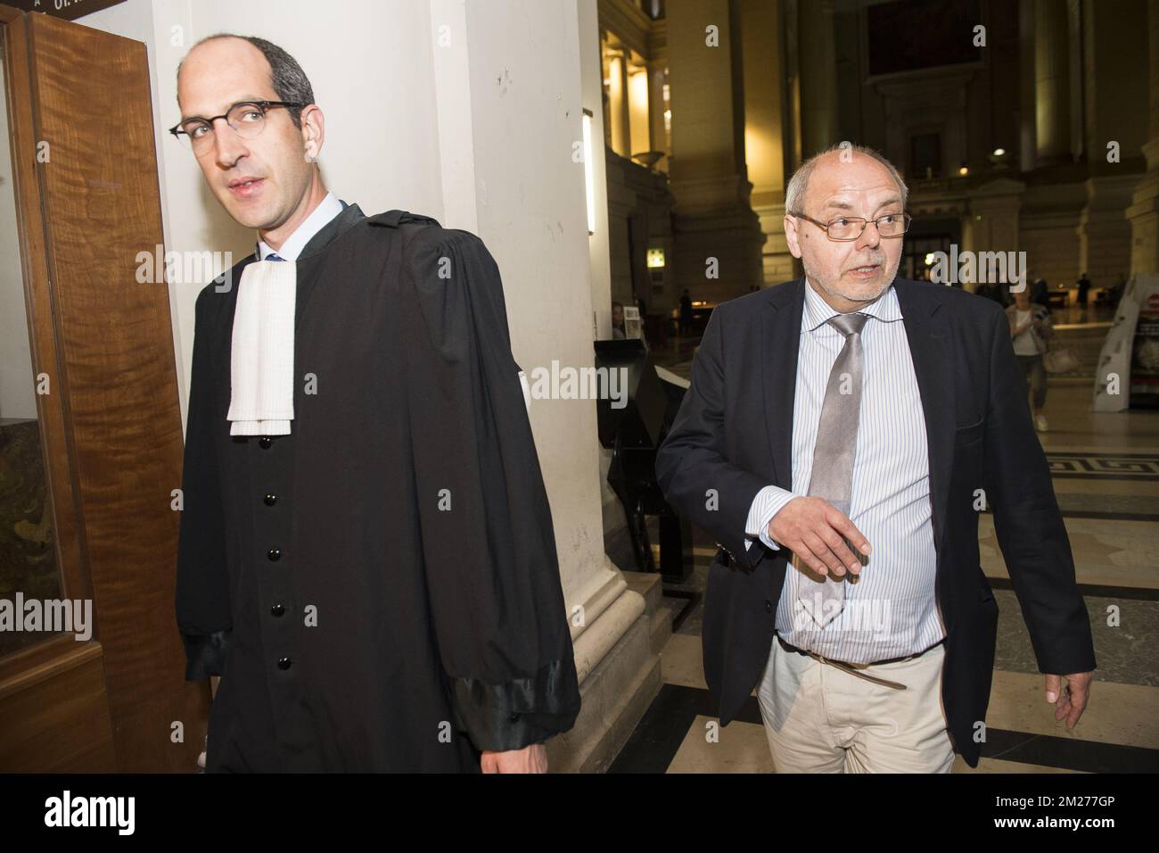 L'avocat Damien Holzapfel et Christian Van Eyken photographiés avant la ...