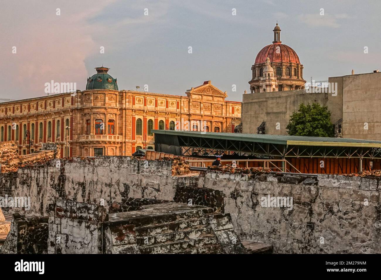 Le Palacio de la Autonomía à travers les ruines de l'Aztec Templo Mayor ...