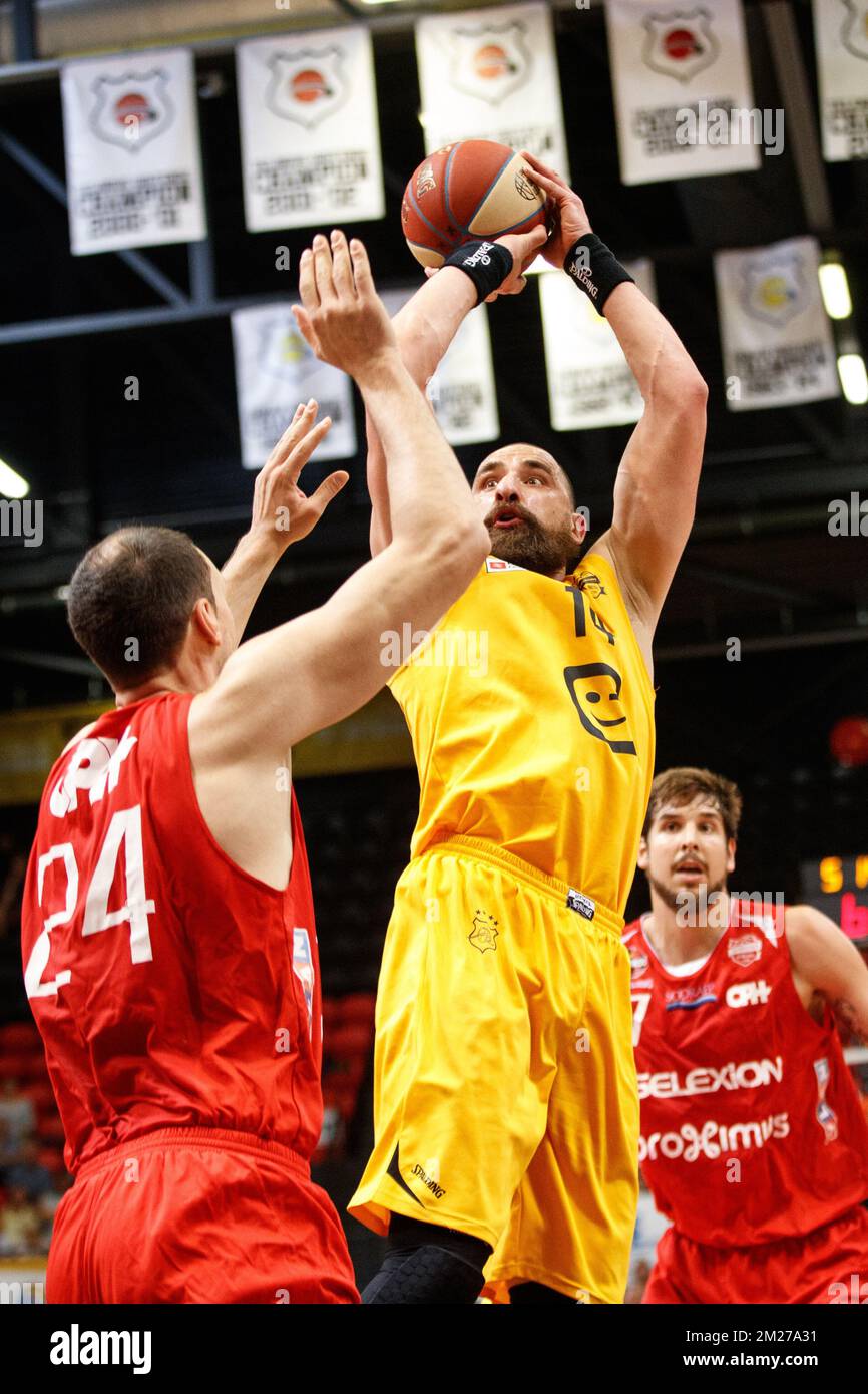 Ivan Radenovic de Charleroi et Rasko Katic d'Ostende se battent pour le ...