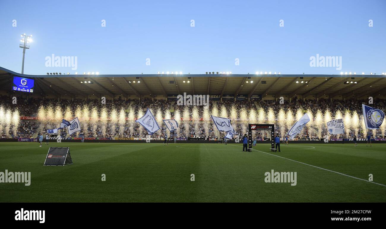 L'illustration montre le stade Luminus Arena au début du match Jupiler ...