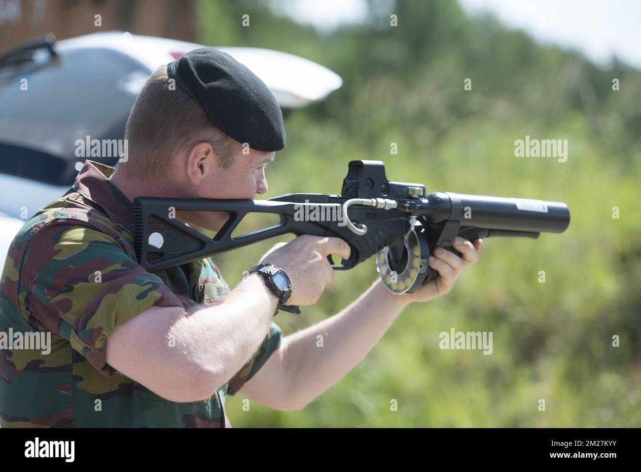 L'illustration montre un soldat tenant un fusil anti-émeute semi ...