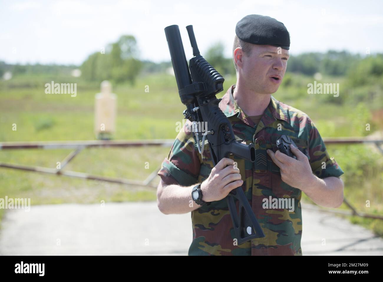 L'illustration montre un soldat tenant un fusil anti-émeute semi ...