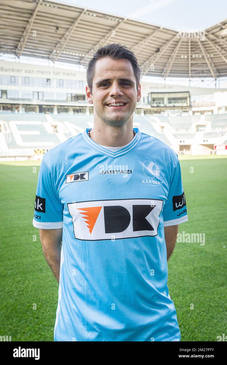 Le nouveau joueur croate de Gent Franco Andrijasevic pose pour le photographe lors de la ...