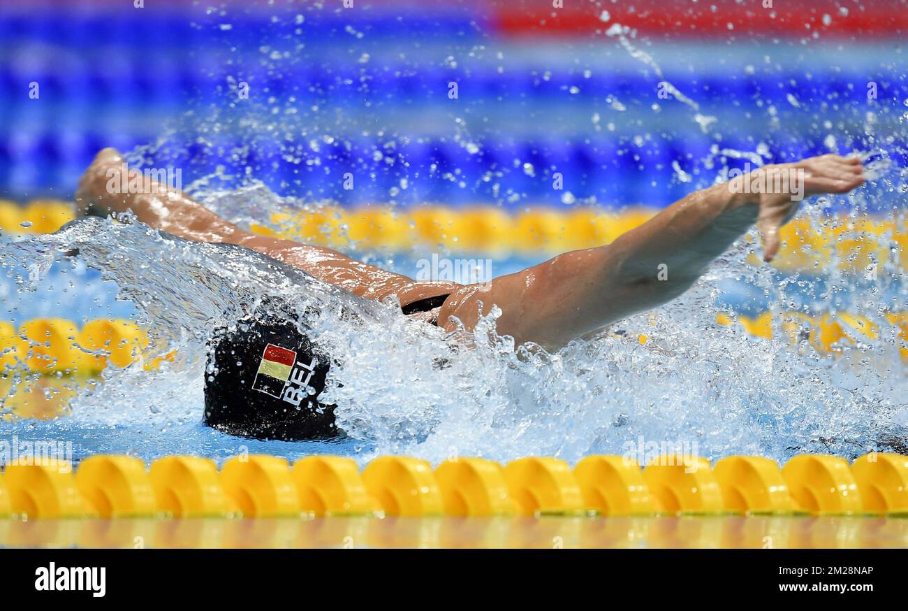 Kimberly, nageuse, achète en photo pendant la chaleur des femmes ...