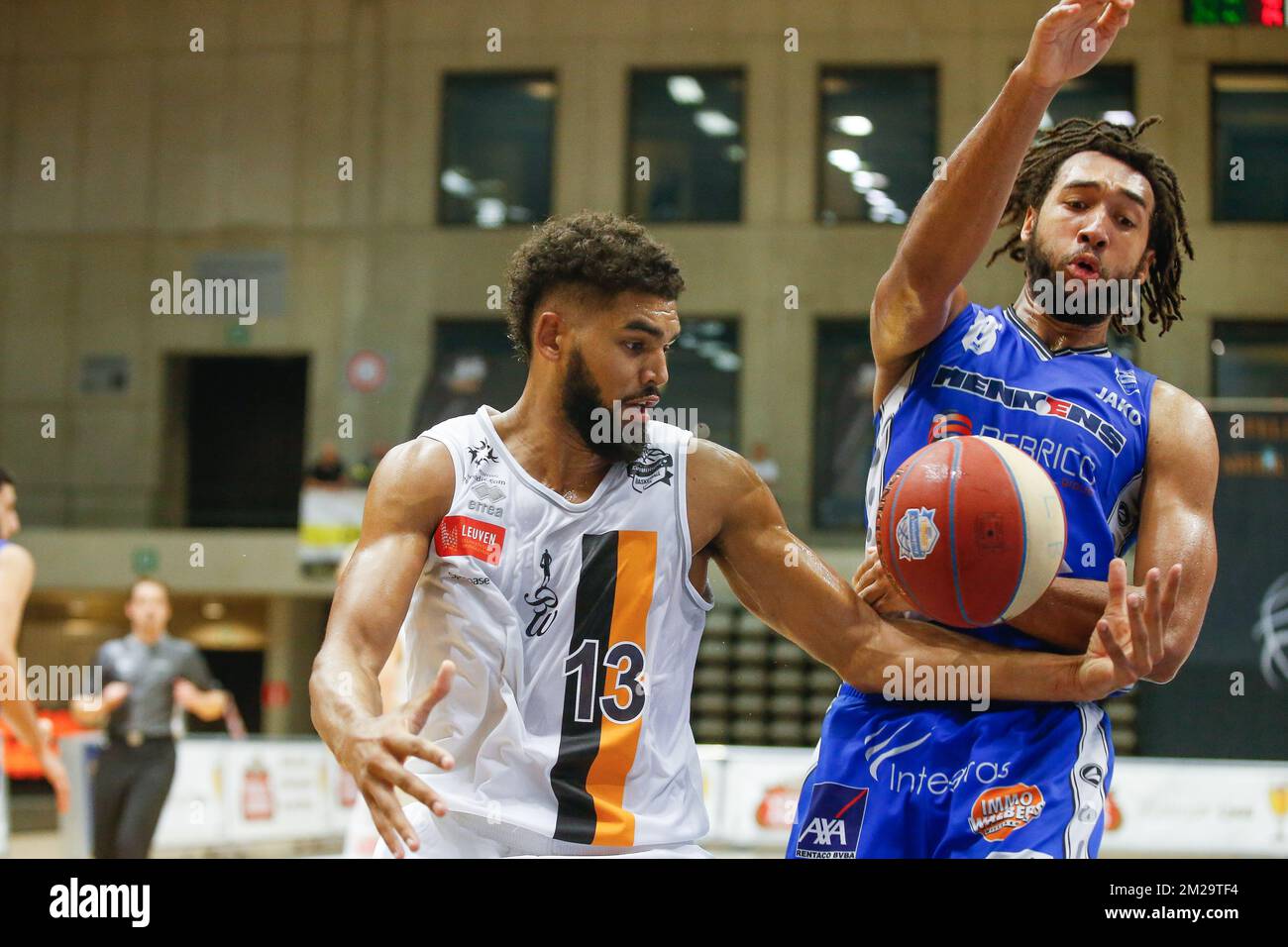 Sanjay Lumpkin de Louvain et Kwan Cheatham de Willebroek se battent pour le ballon lors du match ...