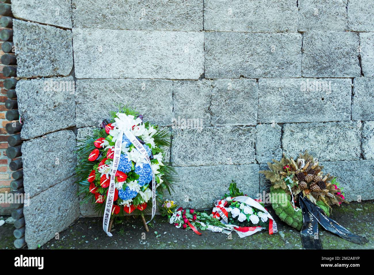 Offrandes de fleurs par des touristes, des gouvernements et des gens en ...