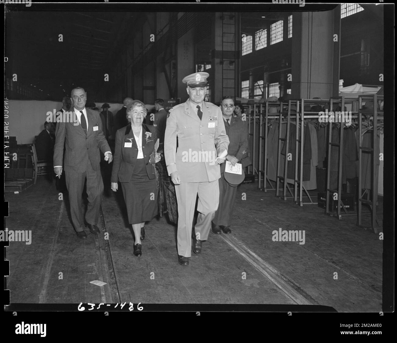 Le Col Mesick marche avec Edith recours Rogers et groupe , armes ...