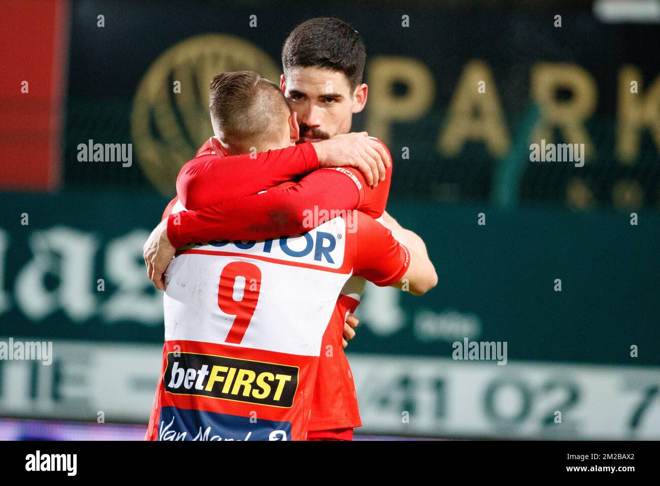 Jovan Stojanovic de Kortrijk célèbre après avoir marqué un match final ...
