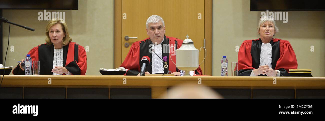 L'assesseur Kathleen Transaux, Présidente de la Cour Dirk Thijs et l ...