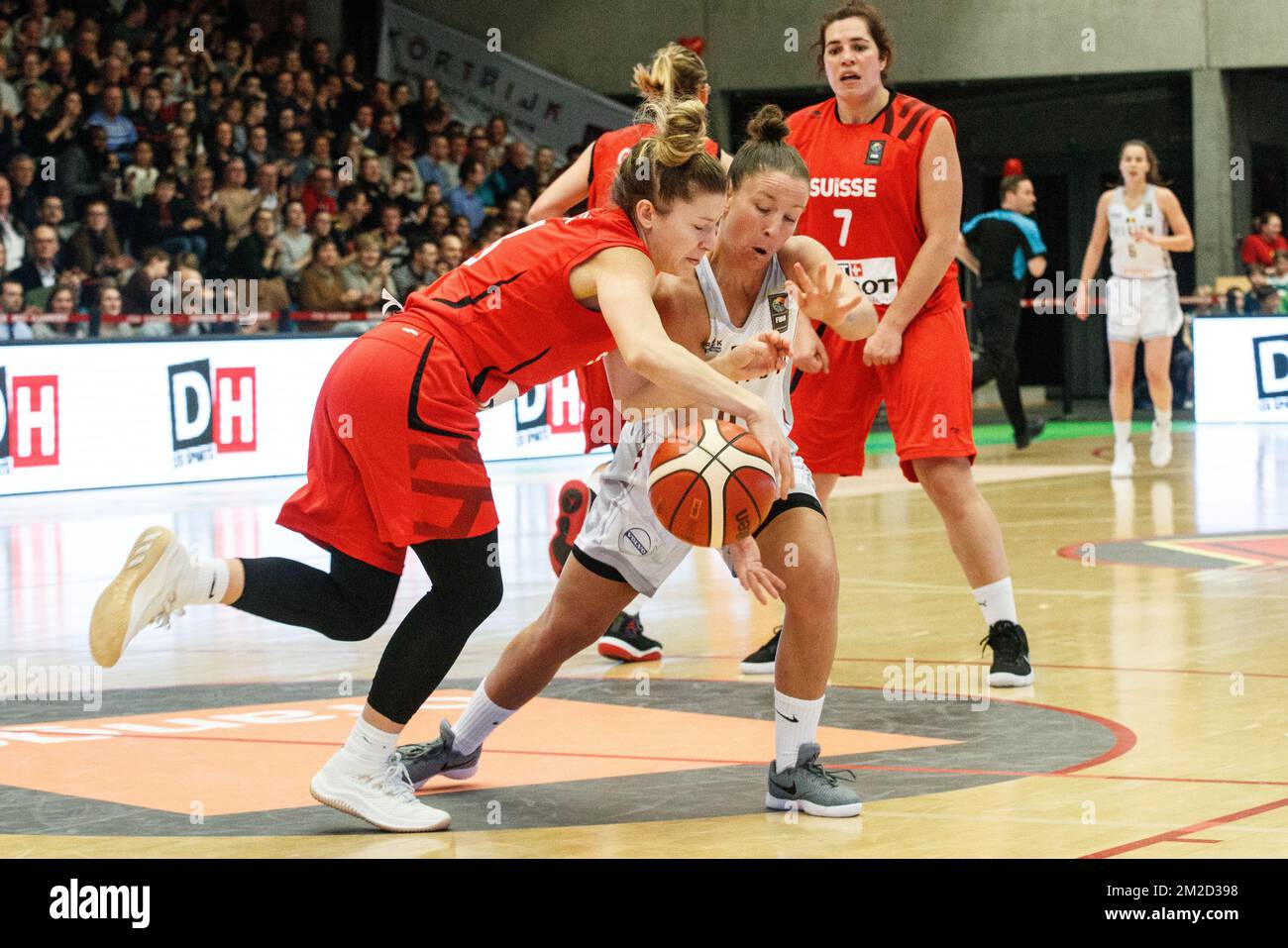 La Suisse Giulia Simioni et les Cats belges Marjorie Carpreaux se ...