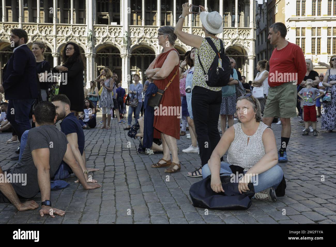 L'illustration montre un hommage à la chanteuse Maurane à la Grand ...