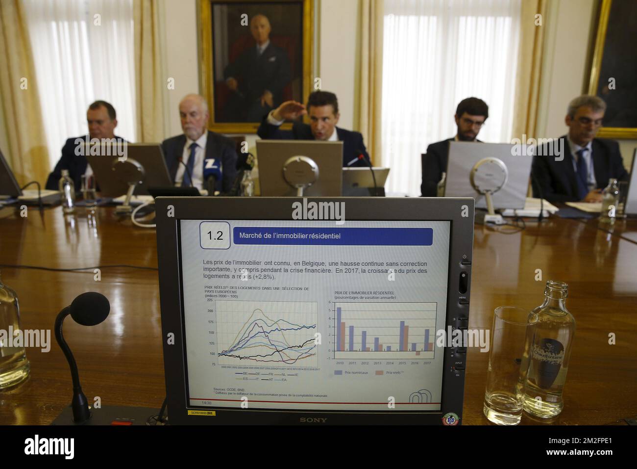 Banque nationale (BNB-NBB) gouverneur Jan Smets (2L), directeur de la ...