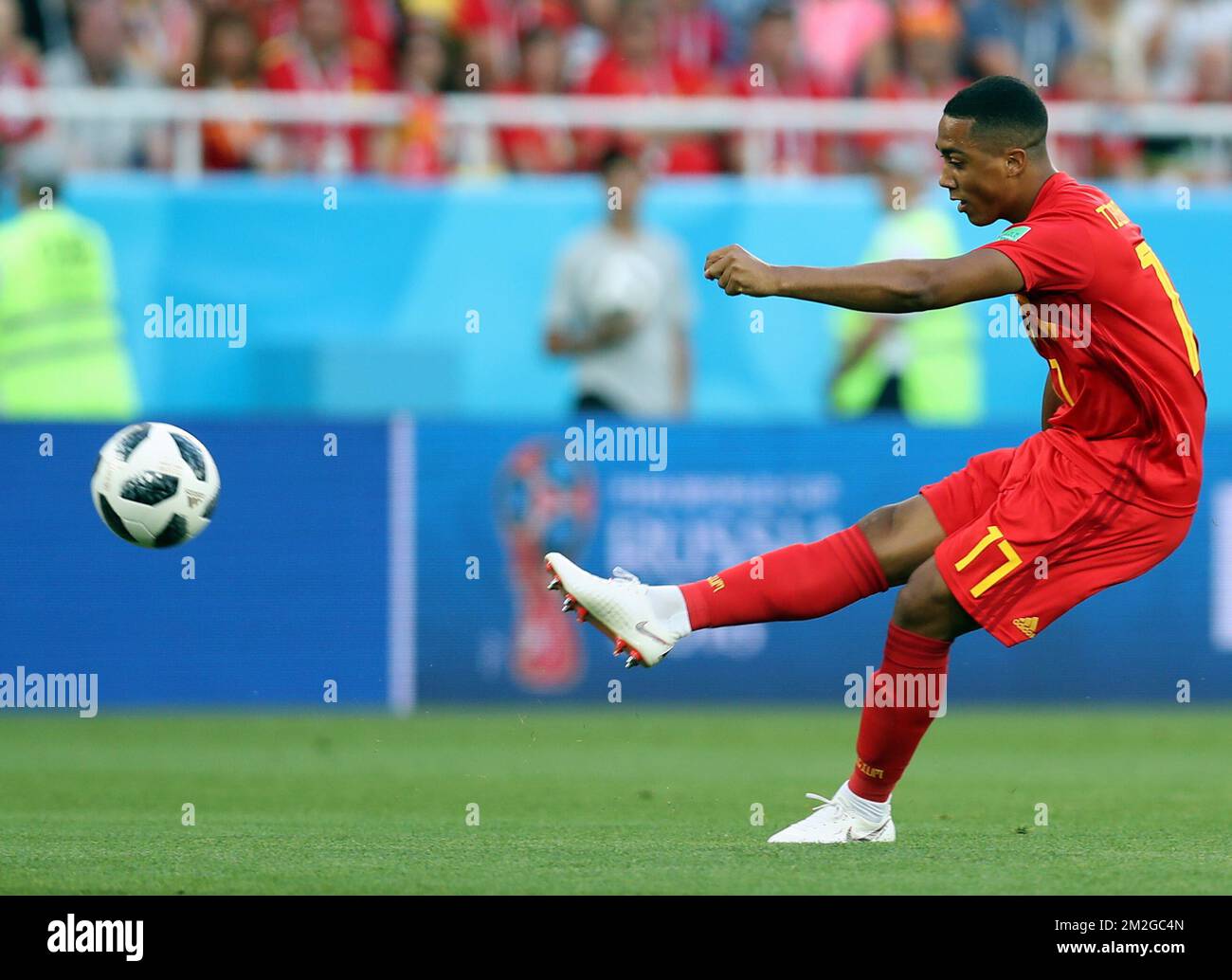 Youri Tielemans, de Belgique, tourne au cours d'un match de football ...