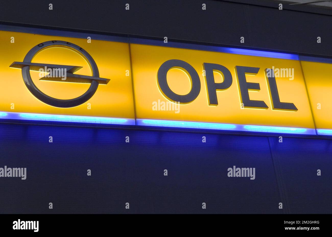 Opel garage Banque de photographies et d’images à haute résolution - Alamy