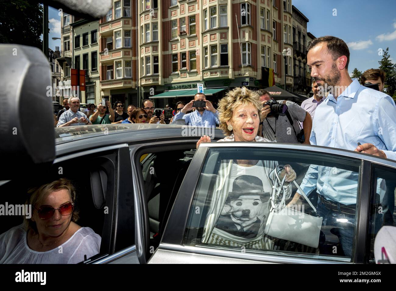 L'actrice Annie Cordy arrive pour l'ouverture d'un parc nommé d'après ...