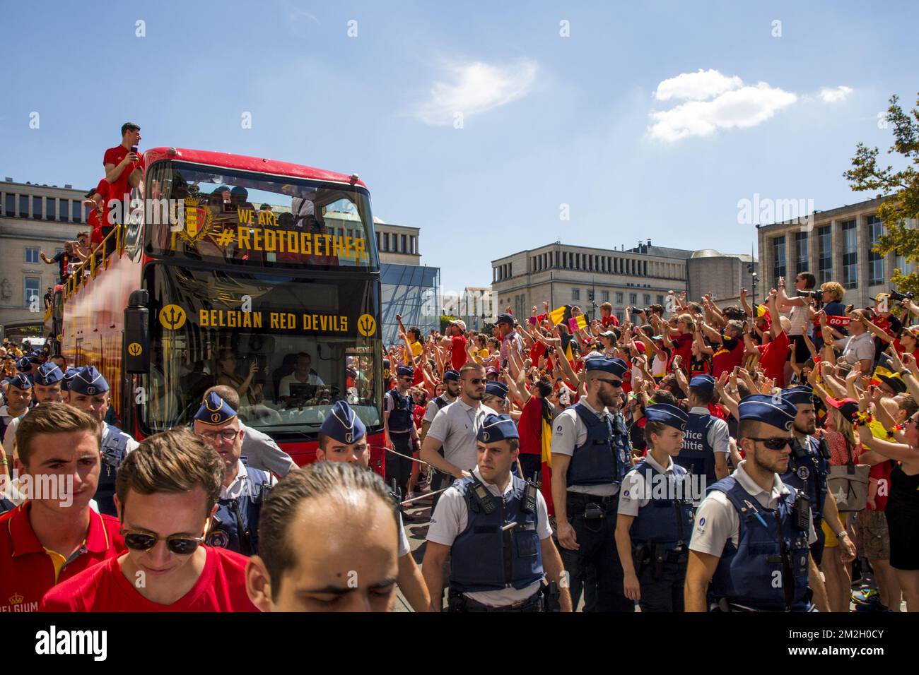Les supporters applaudissent tandis que le bus ouvert avec les Red ...