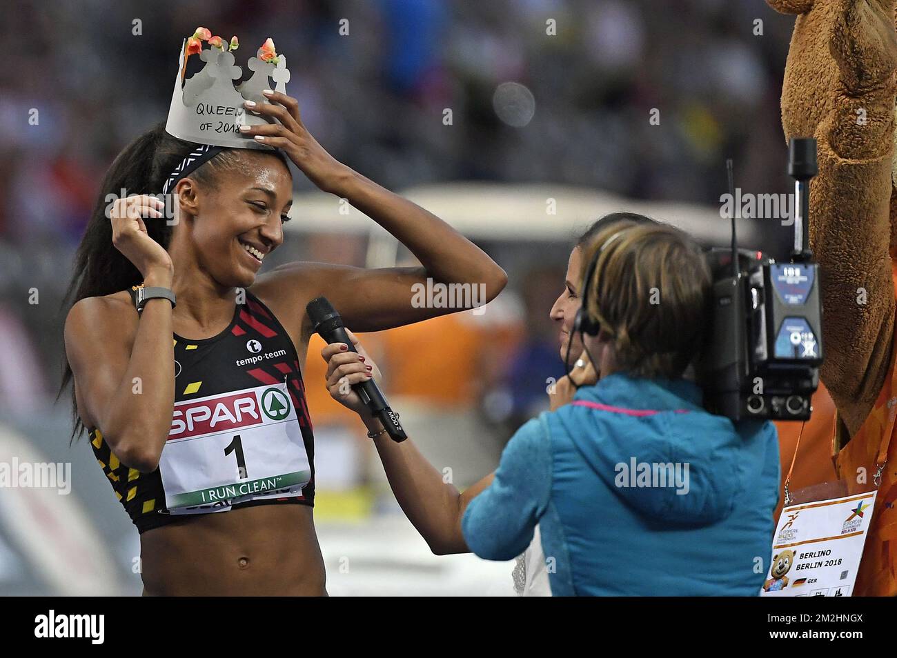 La Belge Nafissatou 'Nafi' Thiam reçoit la couronne alors qu'elle a ...