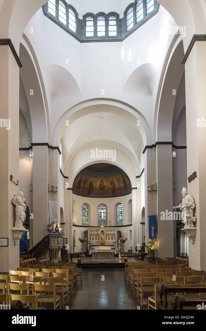 Intérieur de l'église néo-romane de St Remacle / Église notre-Dame et ...