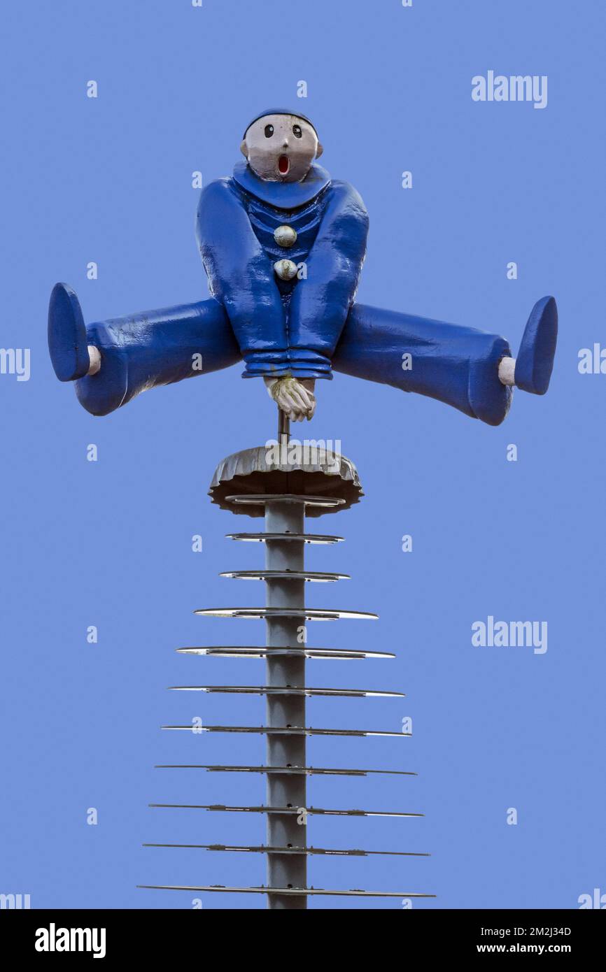 Sculpture montrant Pierrot leapfrogging sur couronne-chapeau, logo de ...