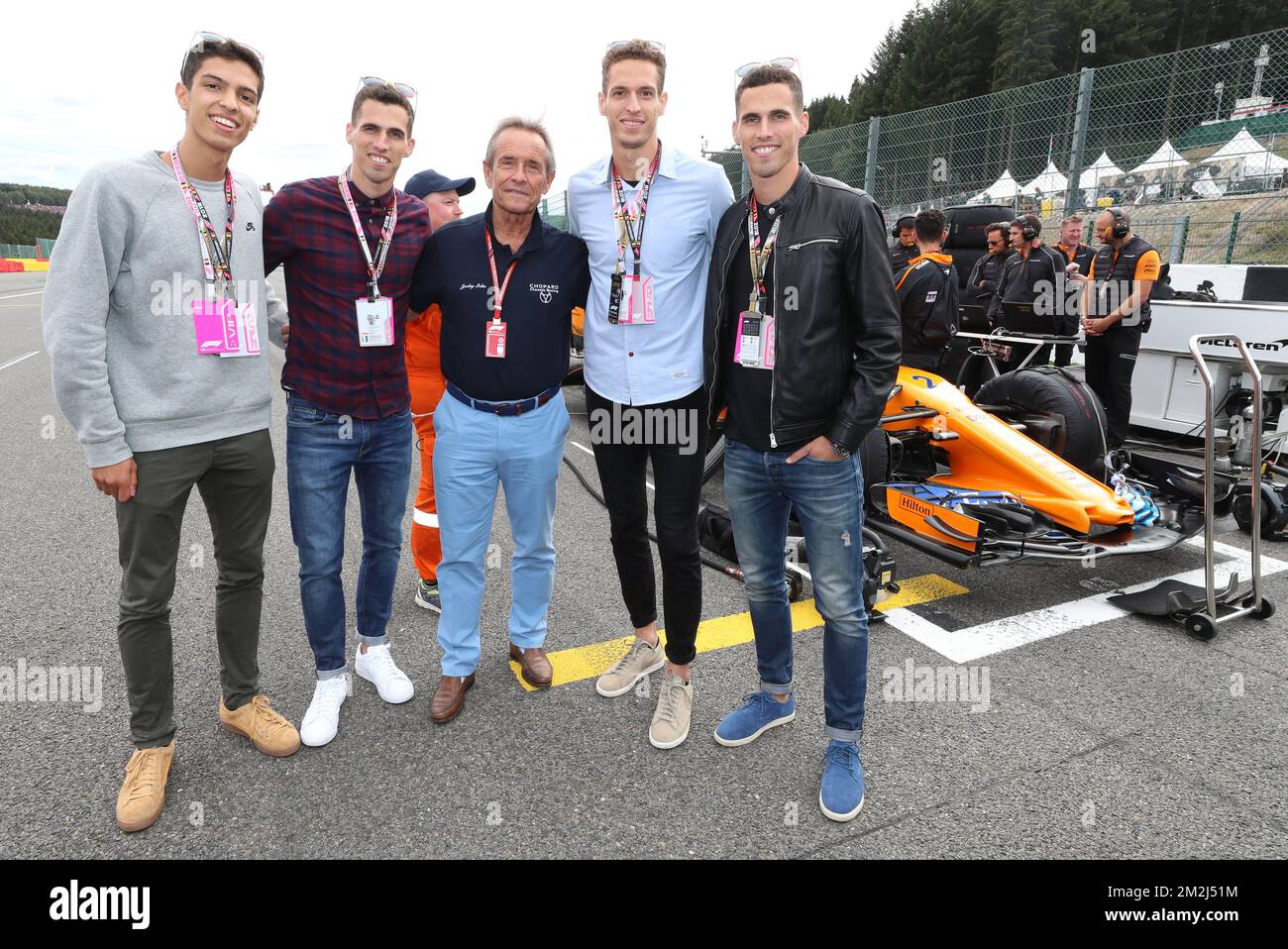 Jacky Ickx, ancien pilote de F1, pose avec l'équipe DE relais 4X400 ...