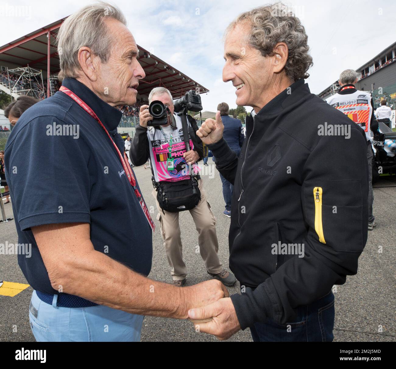 Jacky Ickx et Alain Prost, ancien pilote de F1, photographiés avant le ...