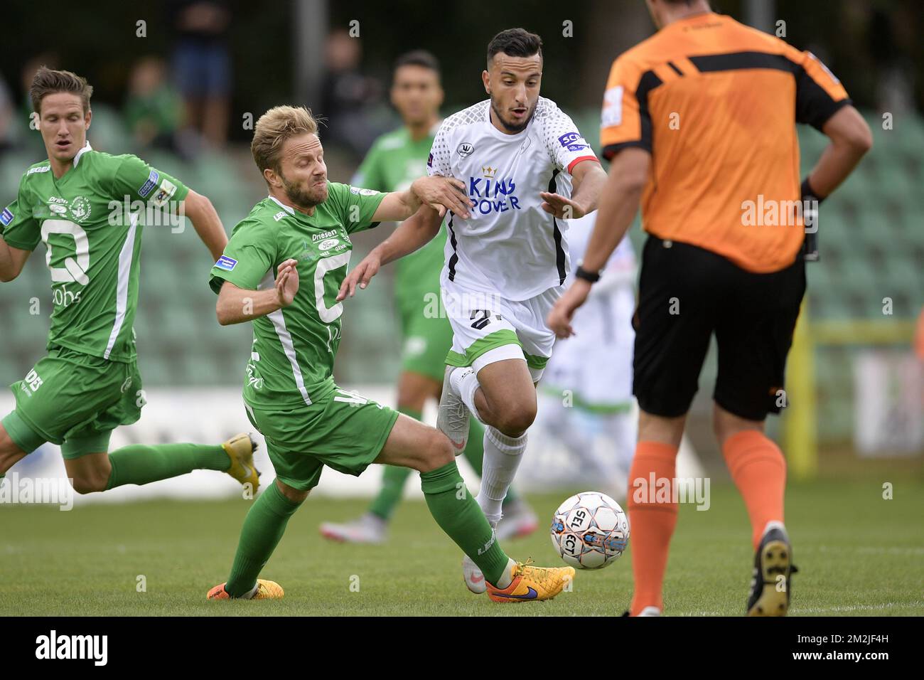 Robin Henkens de Lommel et Kerrouche Redouane d'OHL se battent pour le ...