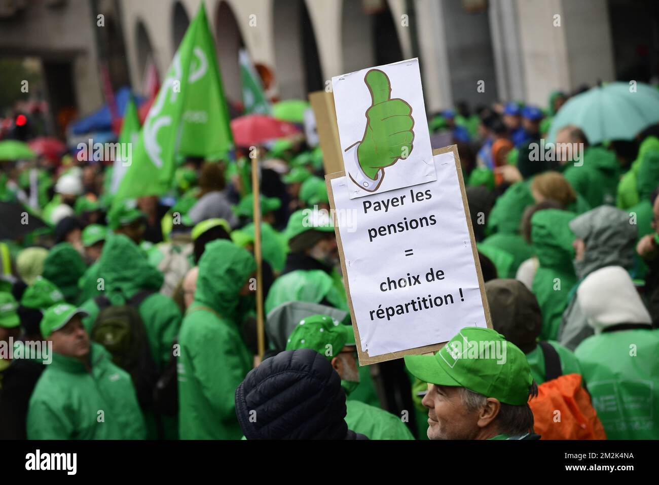 Illustration shwos protestants portant le syndicat Green CSC - ACV ...