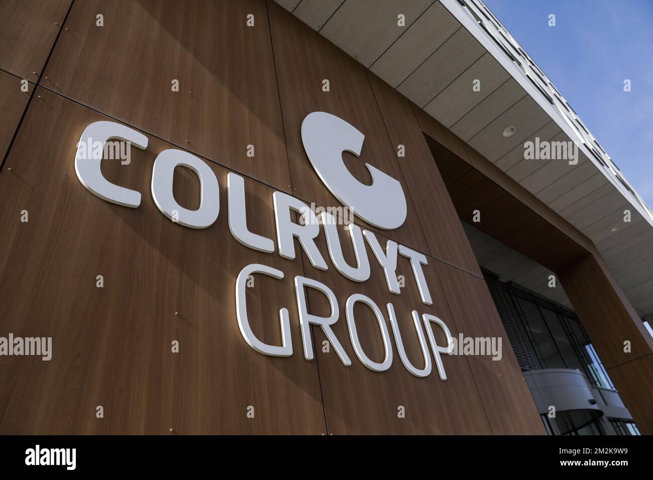 L'illustration montre le logo du Groupe Colruyt lors de l'inauguration ...