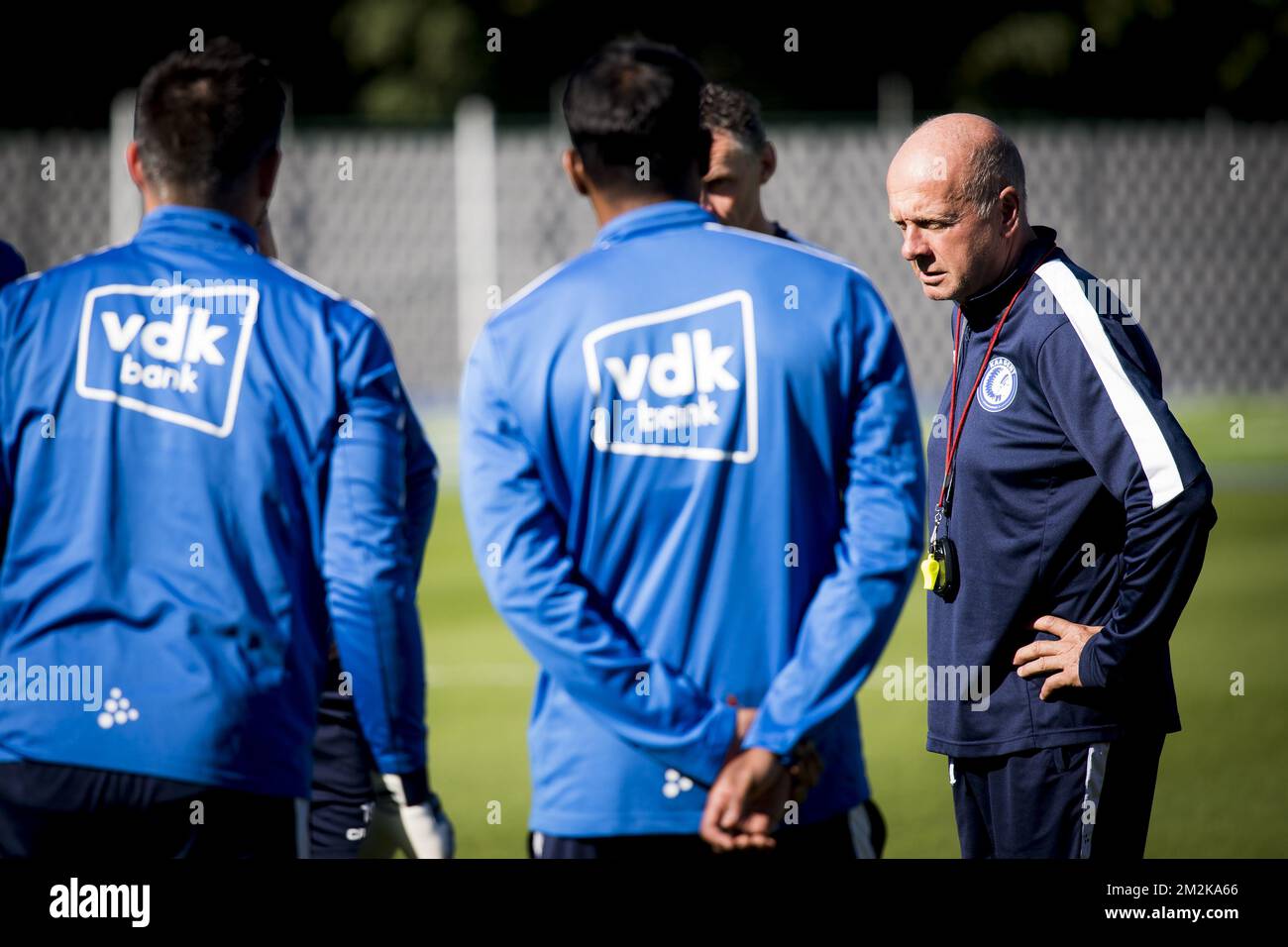 Peter Balette, entraîneur adjoint de Gent, et les joueurs de Gent ...