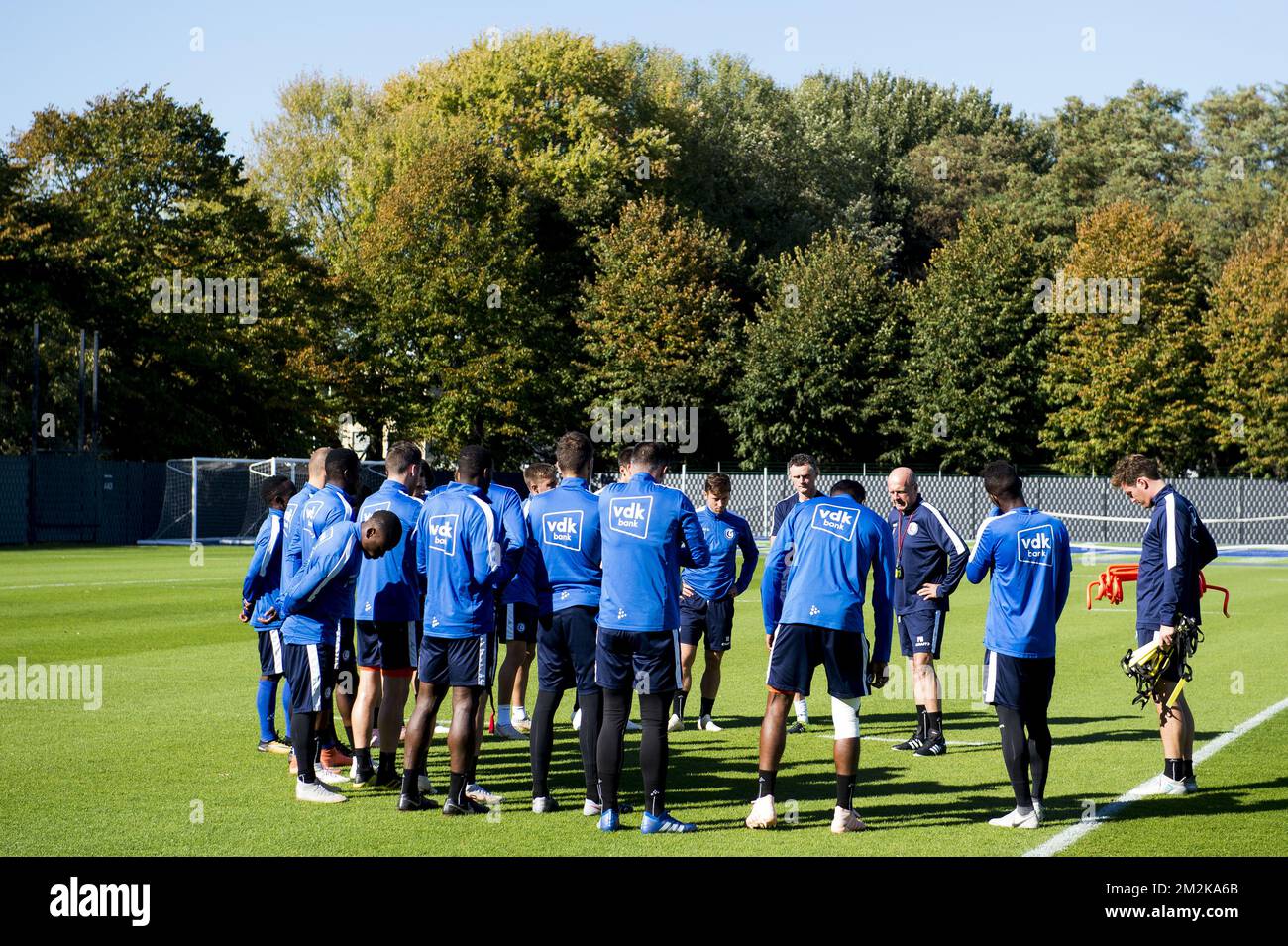 Peter Balette, entraîneur adjoint de Gent, et les joueurs de Gent ...
