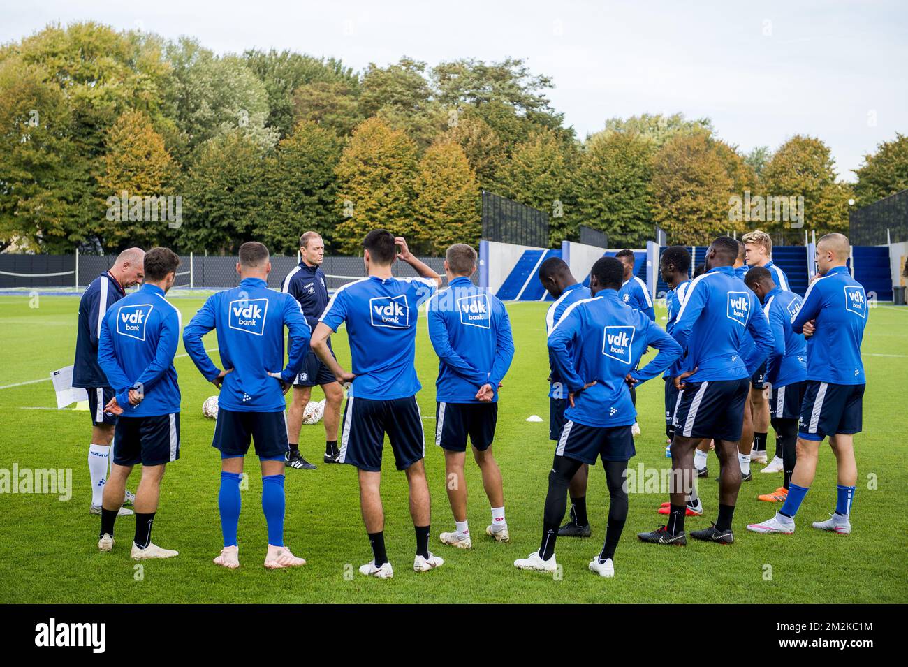 Le nouvel entraîneur-chef de Gent, Jess Thorup, parle à ses joueurs ...