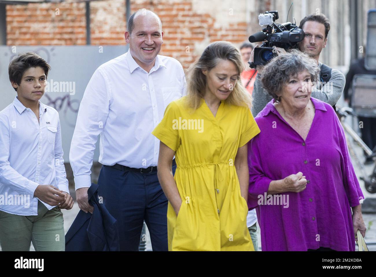 Philippe Close, son épouse Charlotte Withofs et leur fils ont voté dans ...