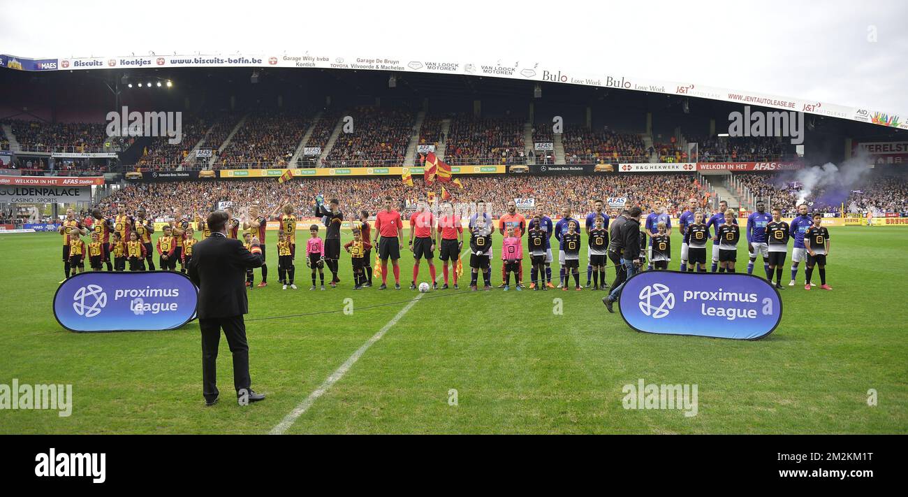 Mechelen's players and Beerschot's players pictured before the start of ...