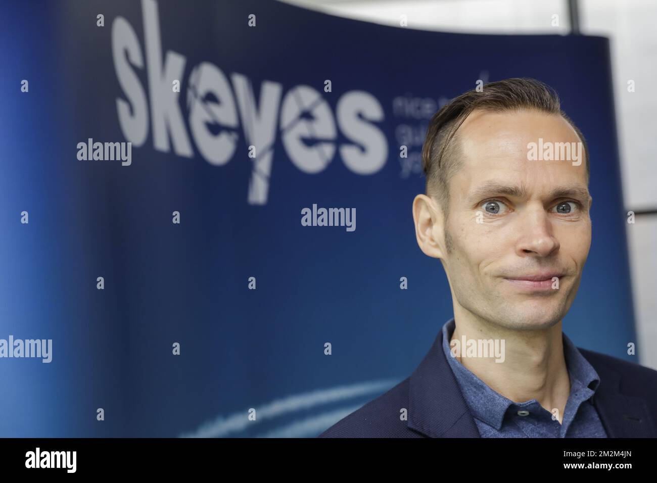 Dominique Dehaene, spoikeman de Belgocontrol pose avec le logo 'keyess ...