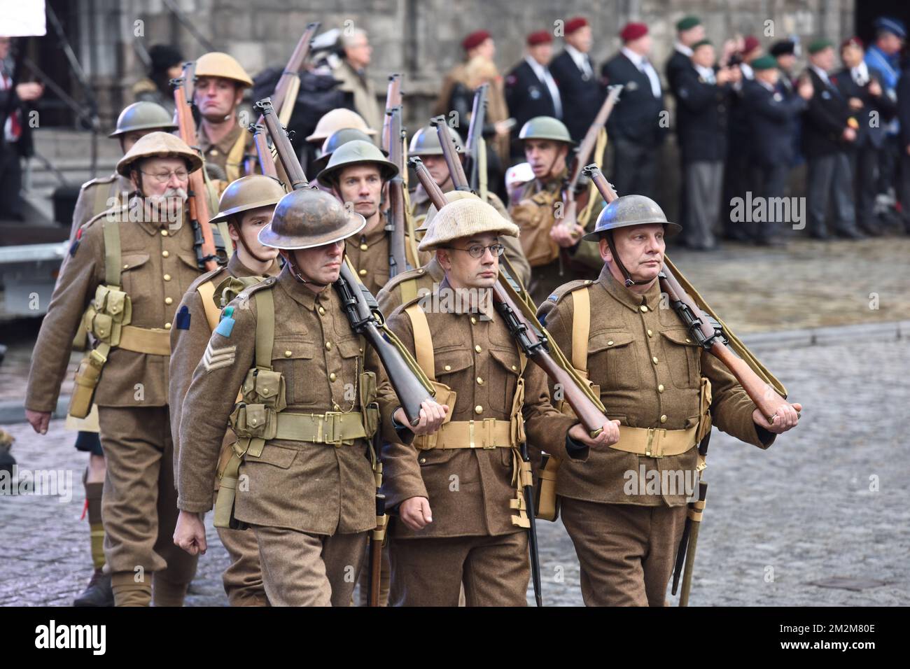 L'illustration montre une commémoration de la première Guerre mondiale ...