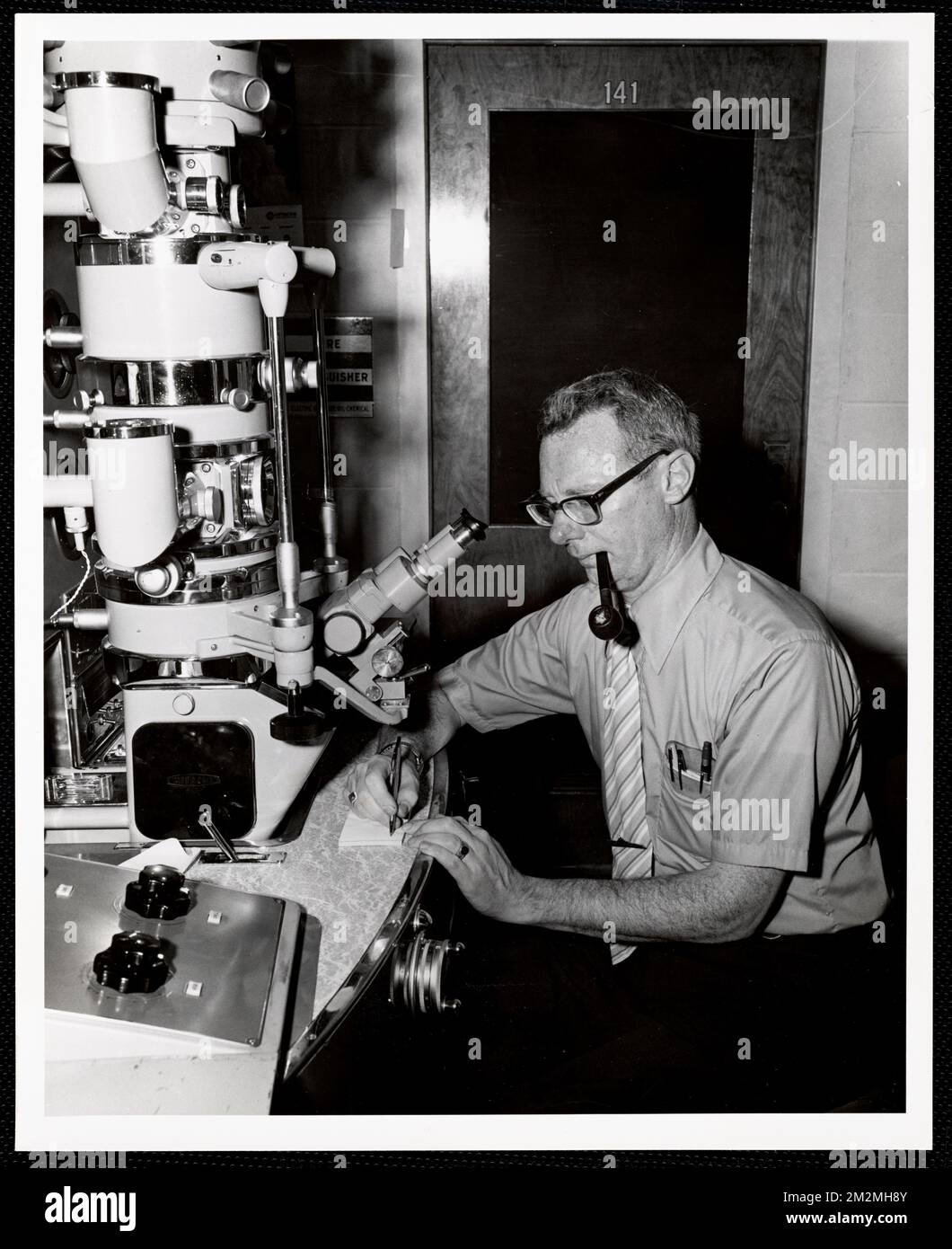 Dr Ernest Abrahamson en microscopie électronique à transmission ...