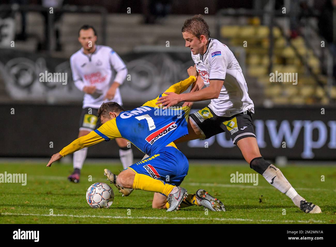 Lukas Van Eeno de Westerlo et Nermin Zolotic de Roeselare se battent ...