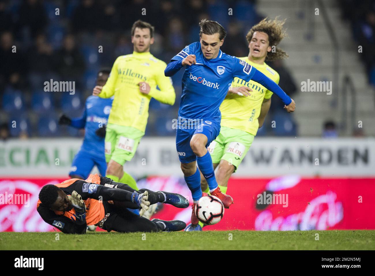 Leandro Trossard de Genk et le gardien de but d'Ostende, Fabrice Ondoa ...