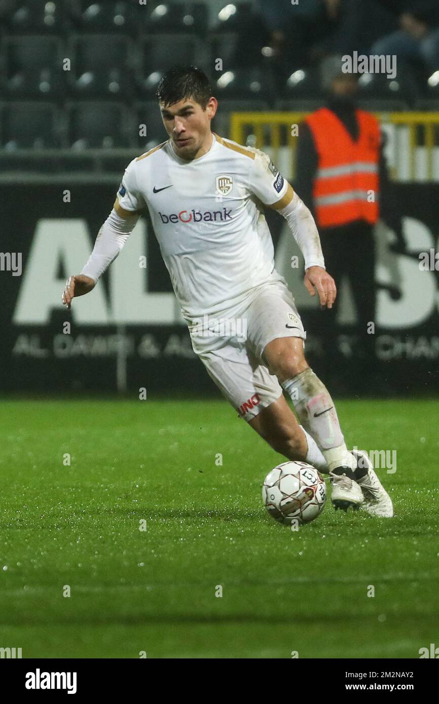 Ruslan Malinovski de Genk photographié en action lors d'un match de ...