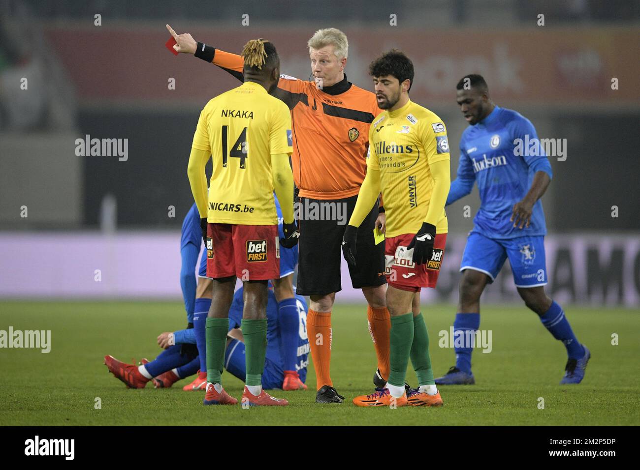 Aristote Nkaka Bazunga d'Ostende, arbitre Christof Dierick et Fernando ...