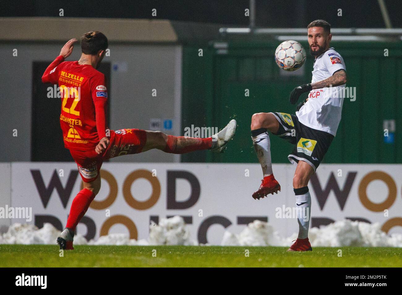 Antony Schuster de Tubize et Thibaut Van Acker de Roeselare se battent ...