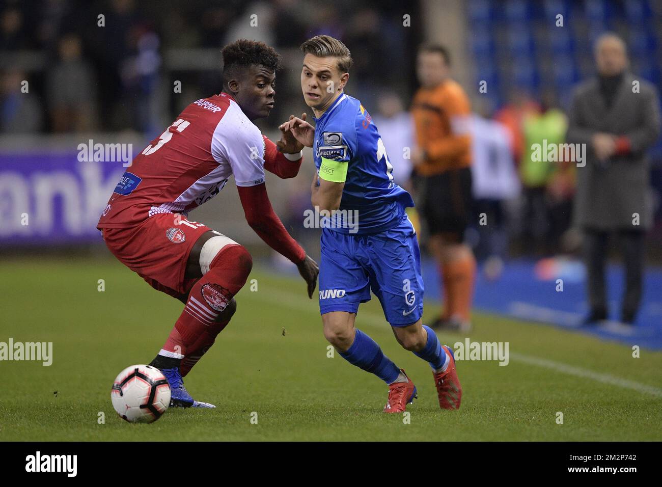 Franck Boya de Mouscron et Leandro Trossard de Genk se battent pour le ...