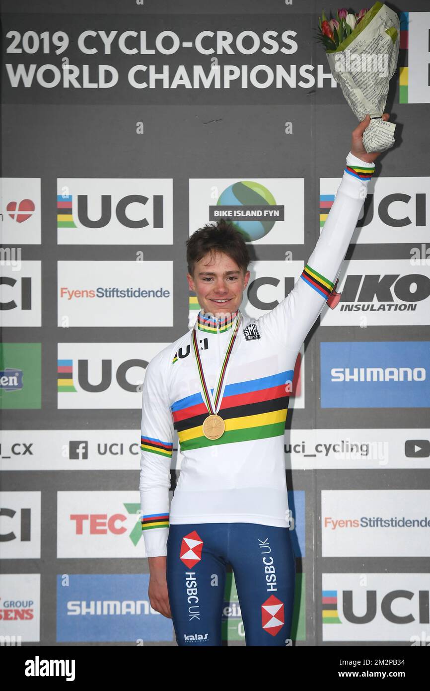 Britsh Ben Tullet , vainqueur de la médaille d'or fête sur le podium ...