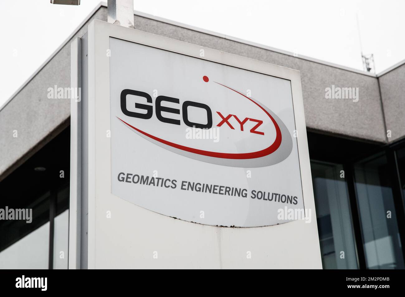 L'illustration montre le logo de GEOxyz, au siège de GEOxyz, à Zwevegem ...