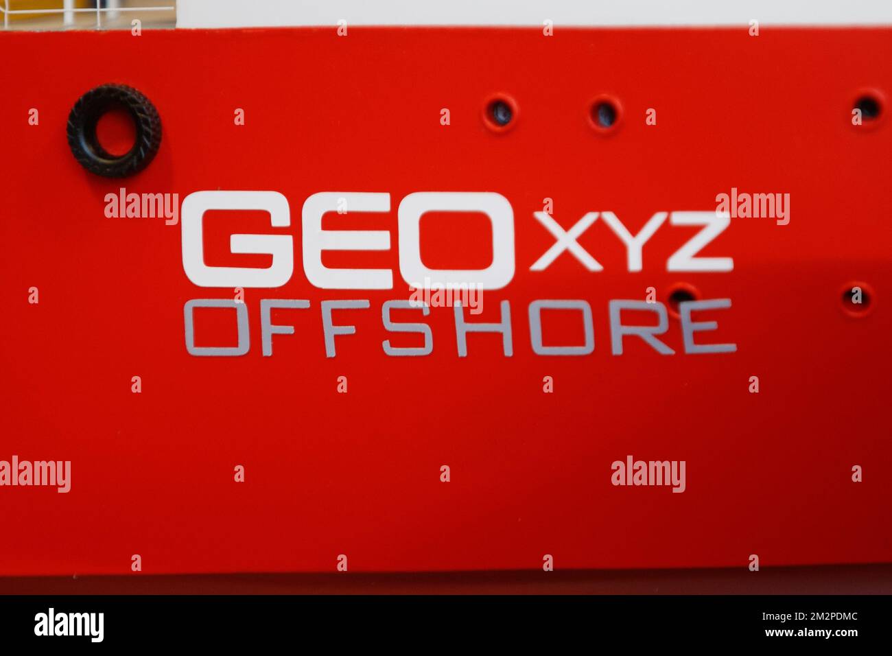 L'illustration montre le logo de GEO xyz au large, sur un bateau modèle ...