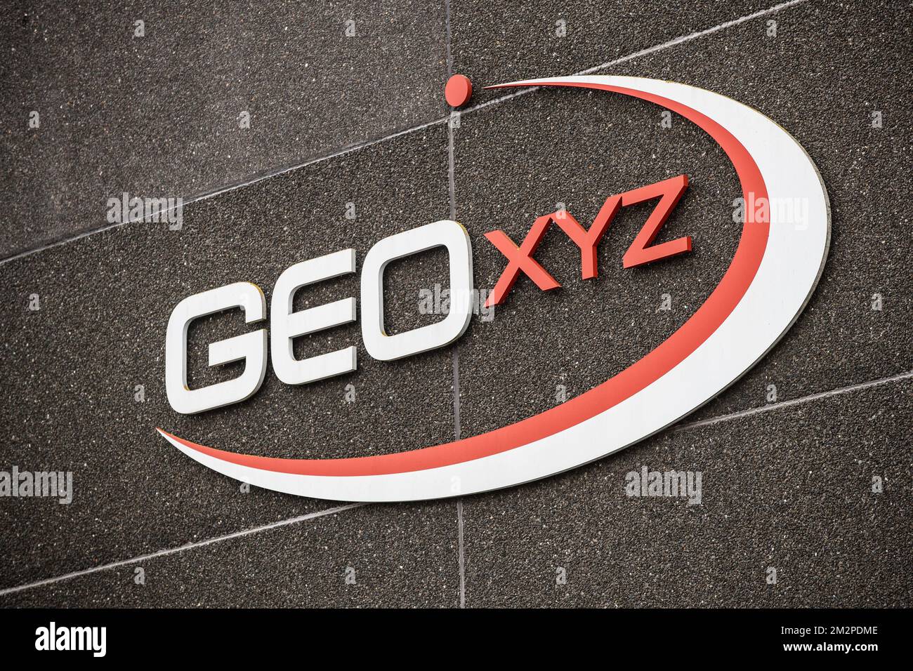 L'illustration montre le logo de GEOxyz, au siège de GEOxyz, à Zwevegem ...