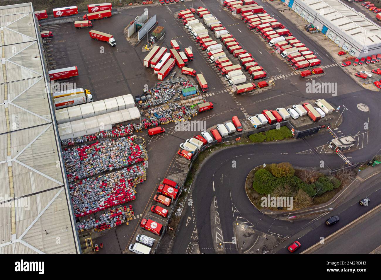 Véhicules de livraison du courrier royal et cages de courrier au bureau ...